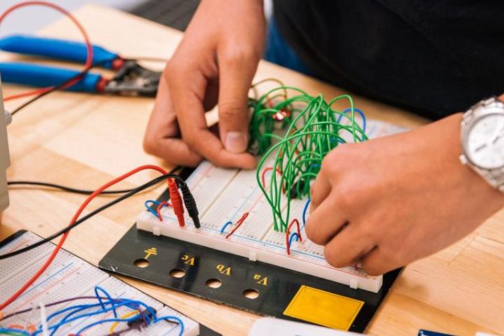 Electrical Repairs That You Can Absolutely DIY - DIY to Make